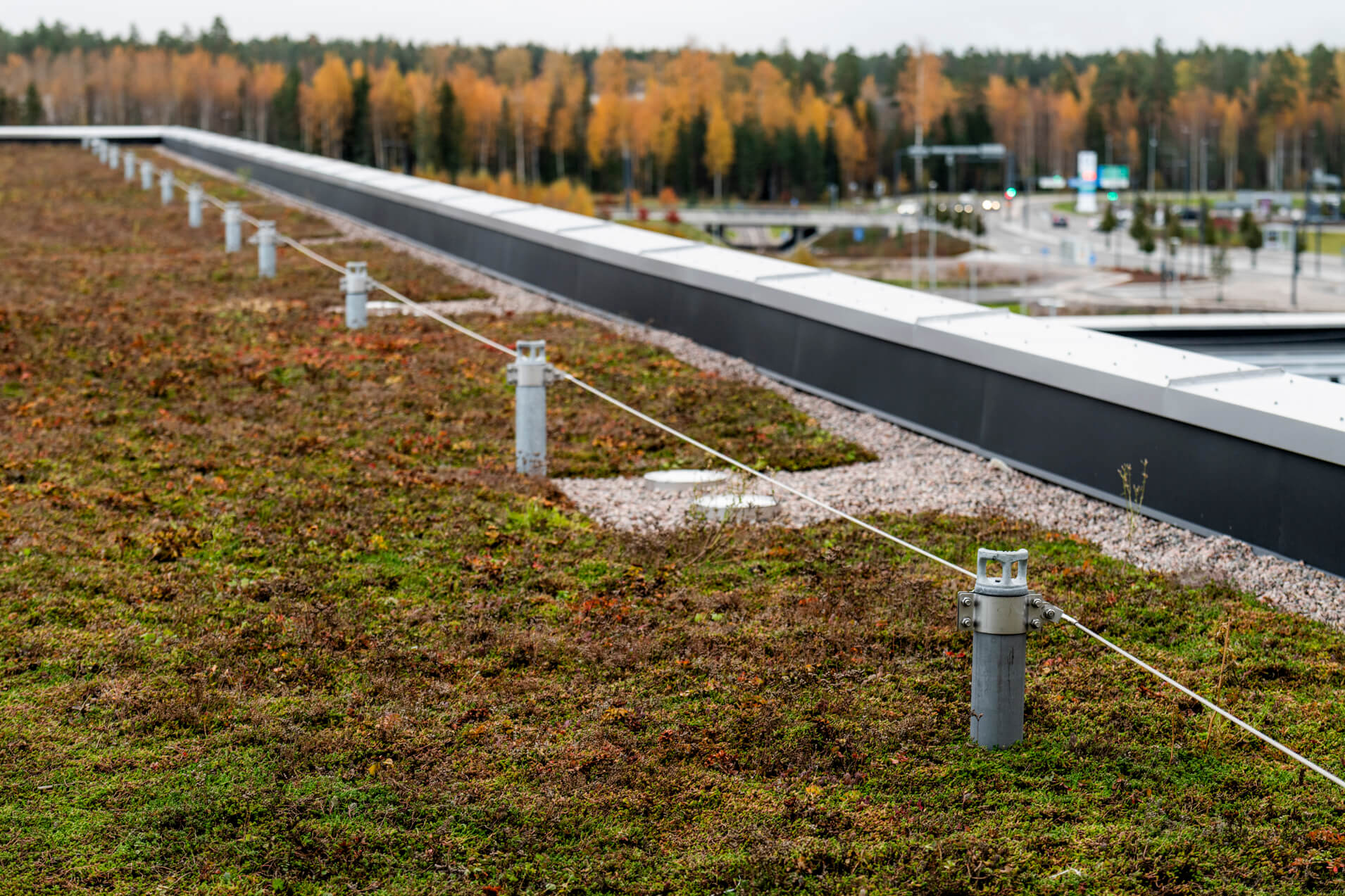 Fall protection and stormwater drainage for the roof of a shopping ...